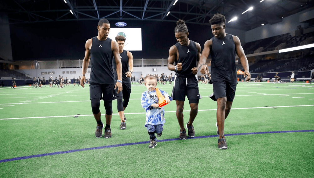 Football Players Encourage Kids Fighting Cancer - NEGU - Jessie Rees ...